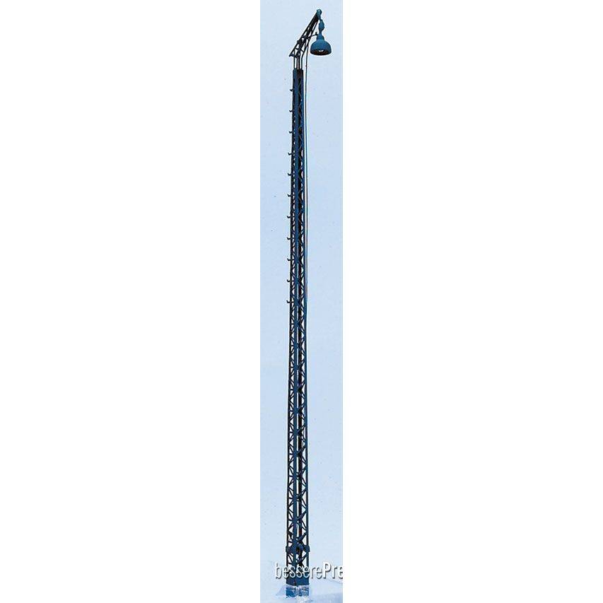 Weinert 3322 - Bahnhofslampe auf Gittermast beleuchtet (H0)